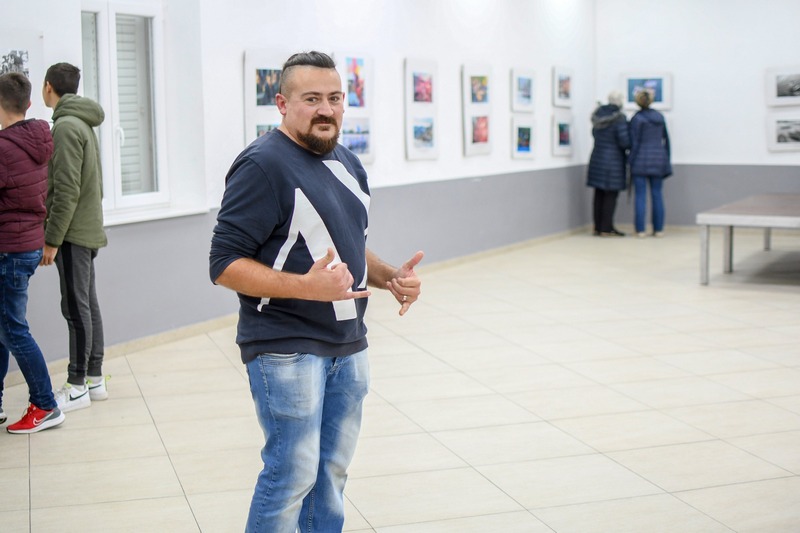 Otvorena izložba fotografija 'Rijeka ljudi' autora Jure Zovke ...